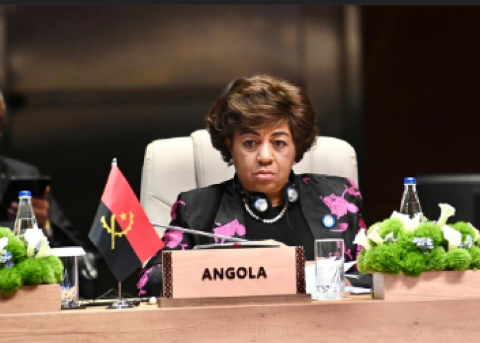 Secretária de Estado de Angola, Esmeralda Mendonça, presta homenagem à ...